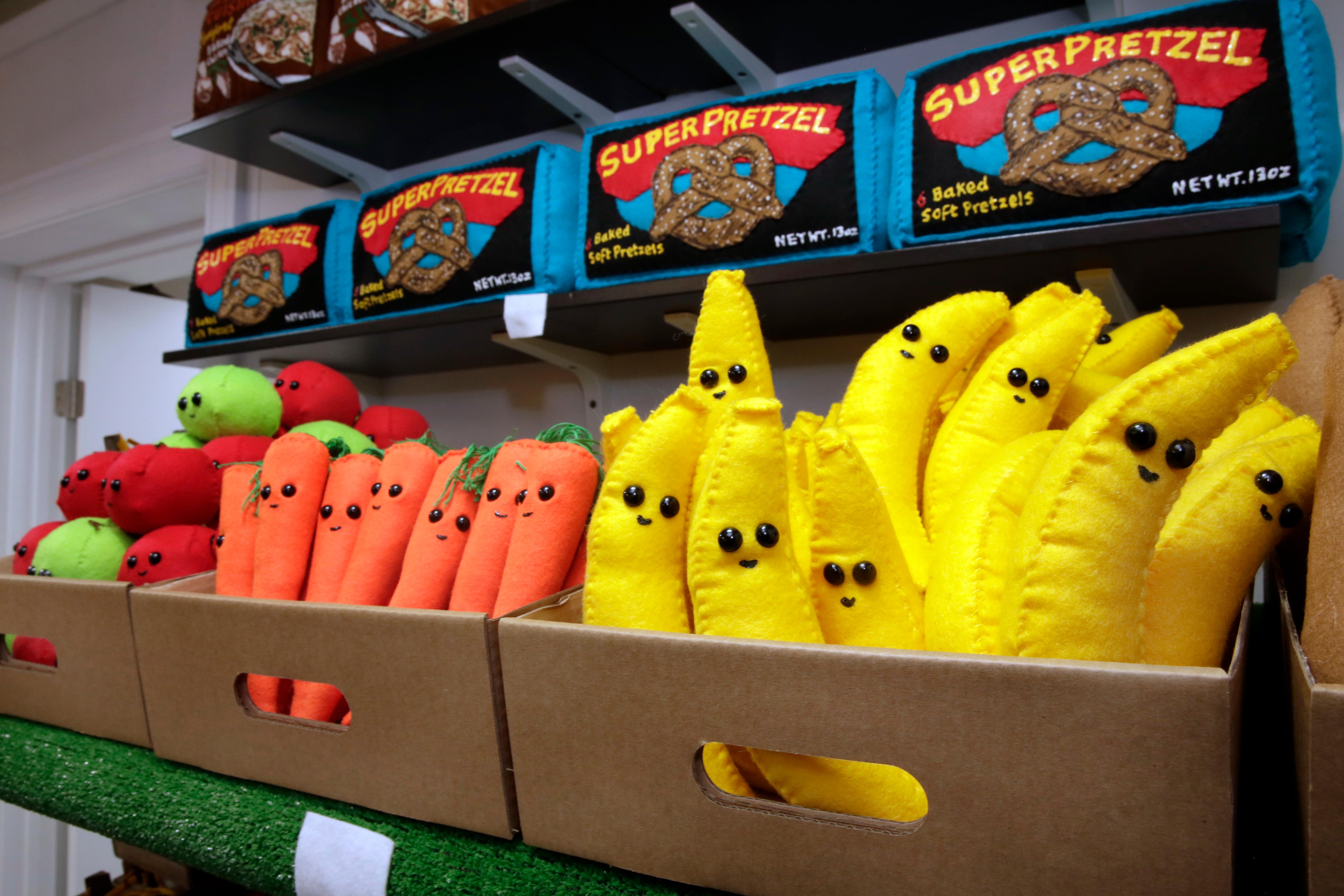 Artist uses felt to recreate New York City grocery store | WRGB