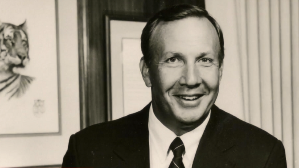 Pat Dye, legendary Auburn coach, dies at 80 | WBMA