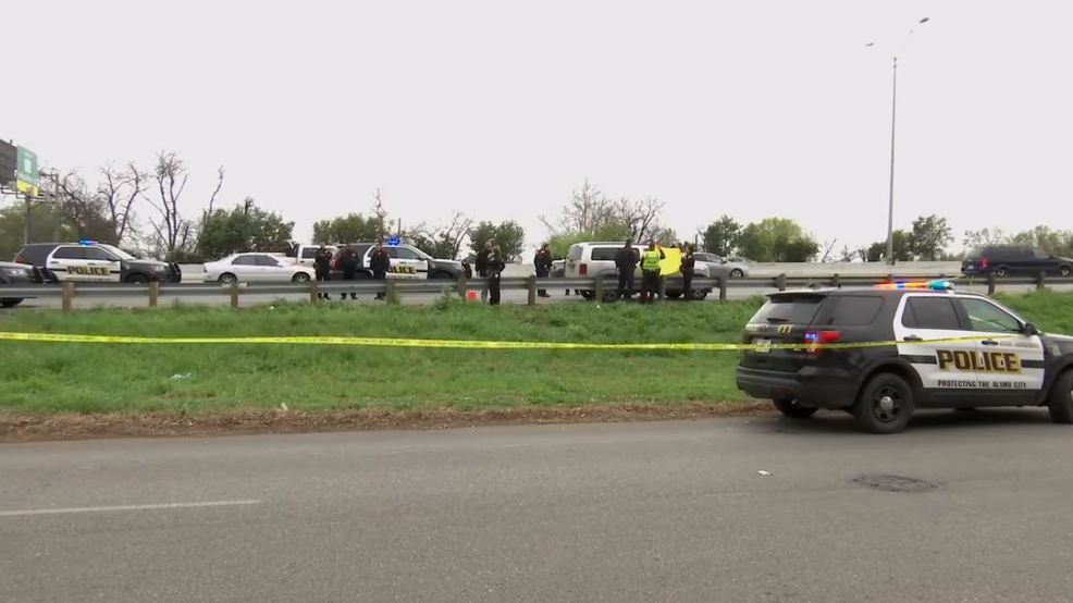 Woman found dead in car on side of highway | WOAI